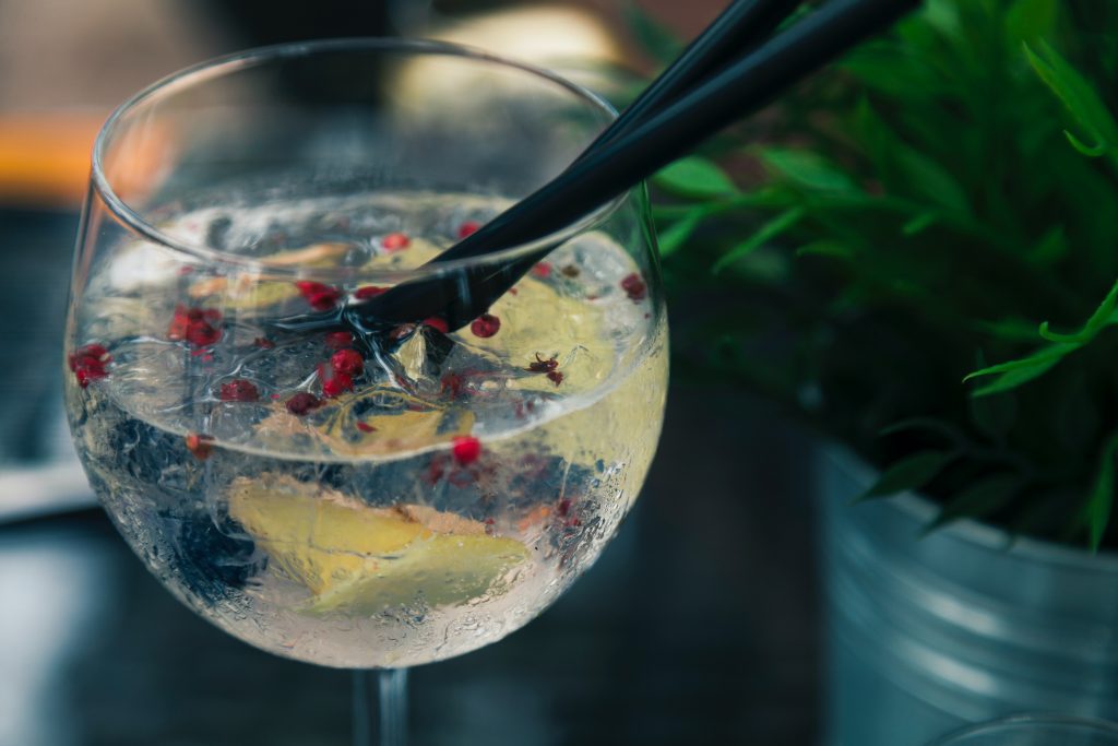 Bar Mokum staat bekend om: gin tonics! - The Classix